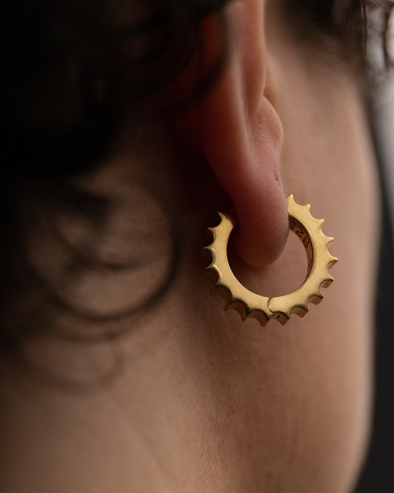 Large Column Drum Hinged Hoop In Vermeil – Mara Paris